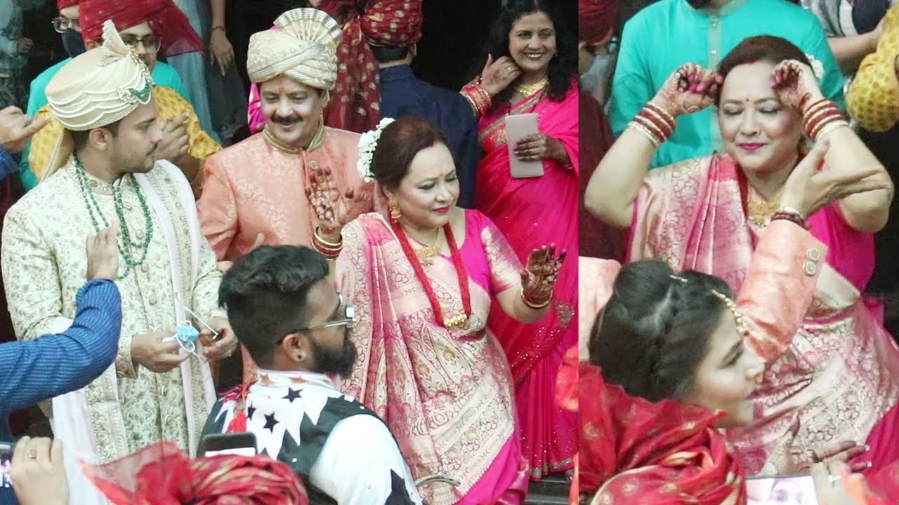 Udit Narayan Dancing With Wife Deepa Narayan Jha In Son Aditya Narayan ...
