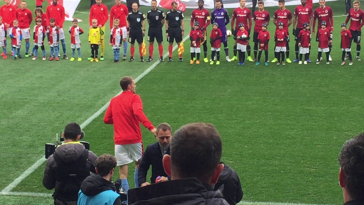 SK Slavia Praha - AC Sparta Praha (derby - nástup) - YouTube