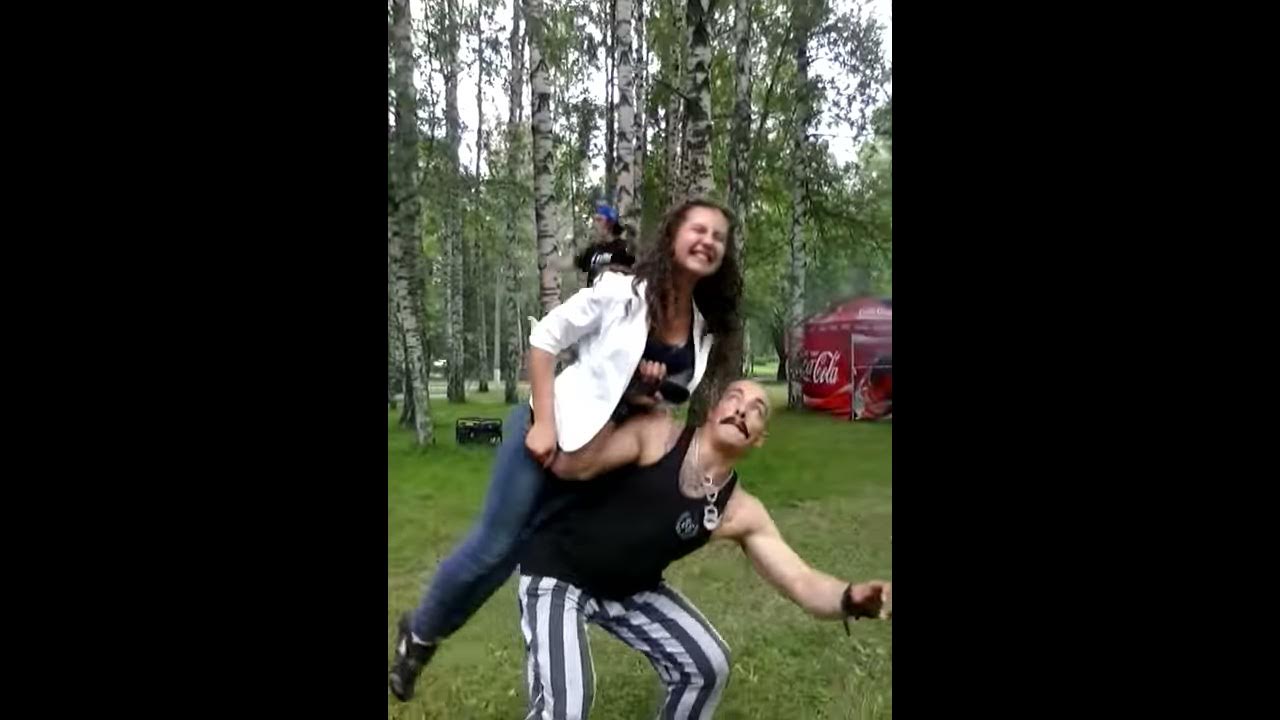 Парень поднял девушку Youtube