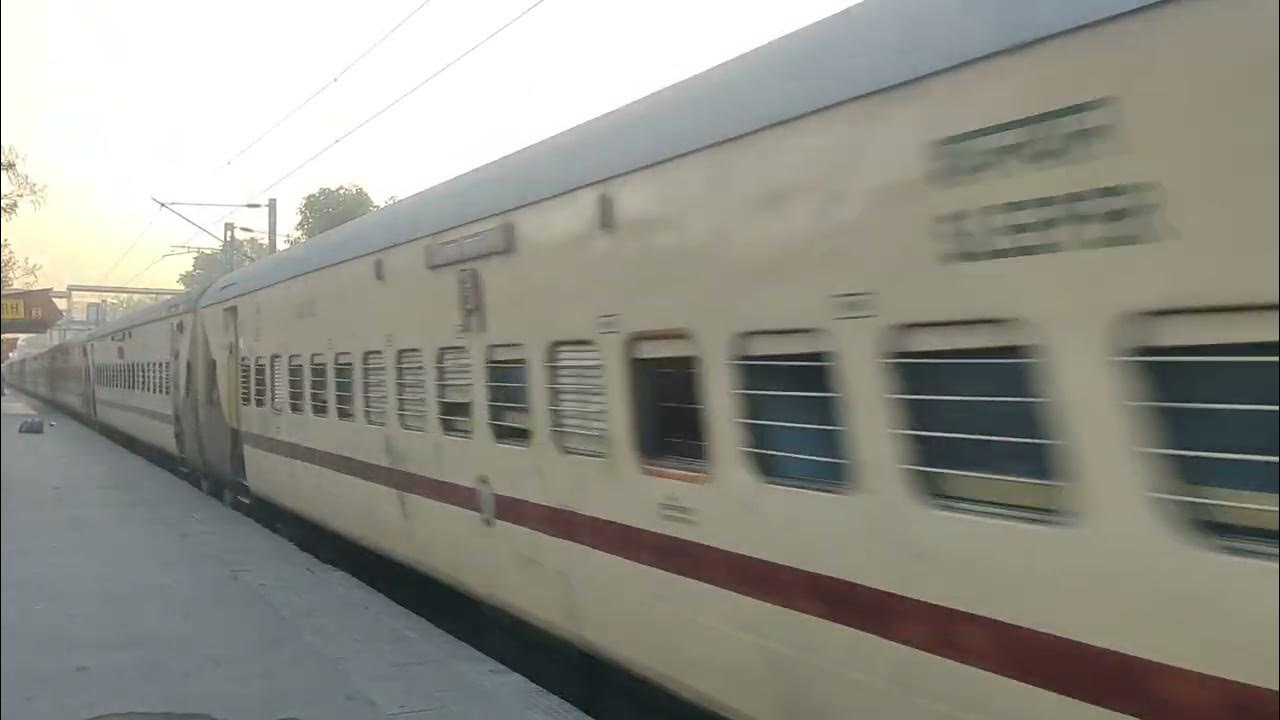 😱😱 12327 Howrah Dehradun Upasana Express at 110kmph || Upasana Express - YouTube