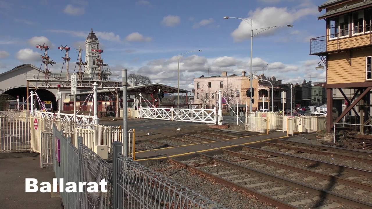 ballarat Lydiard St crossing gates with VL2 departing ballarat station ...
