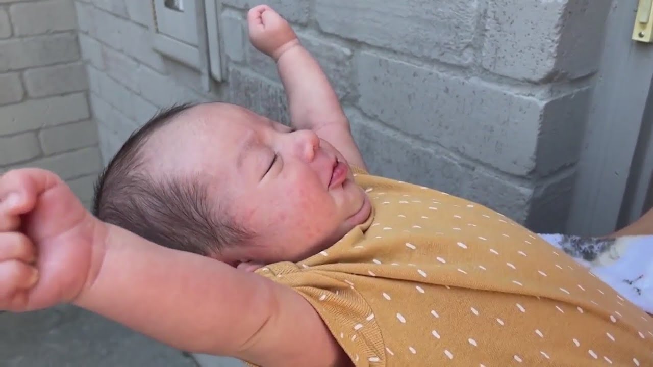 Deputy saves unconscious baby's life - YouTube