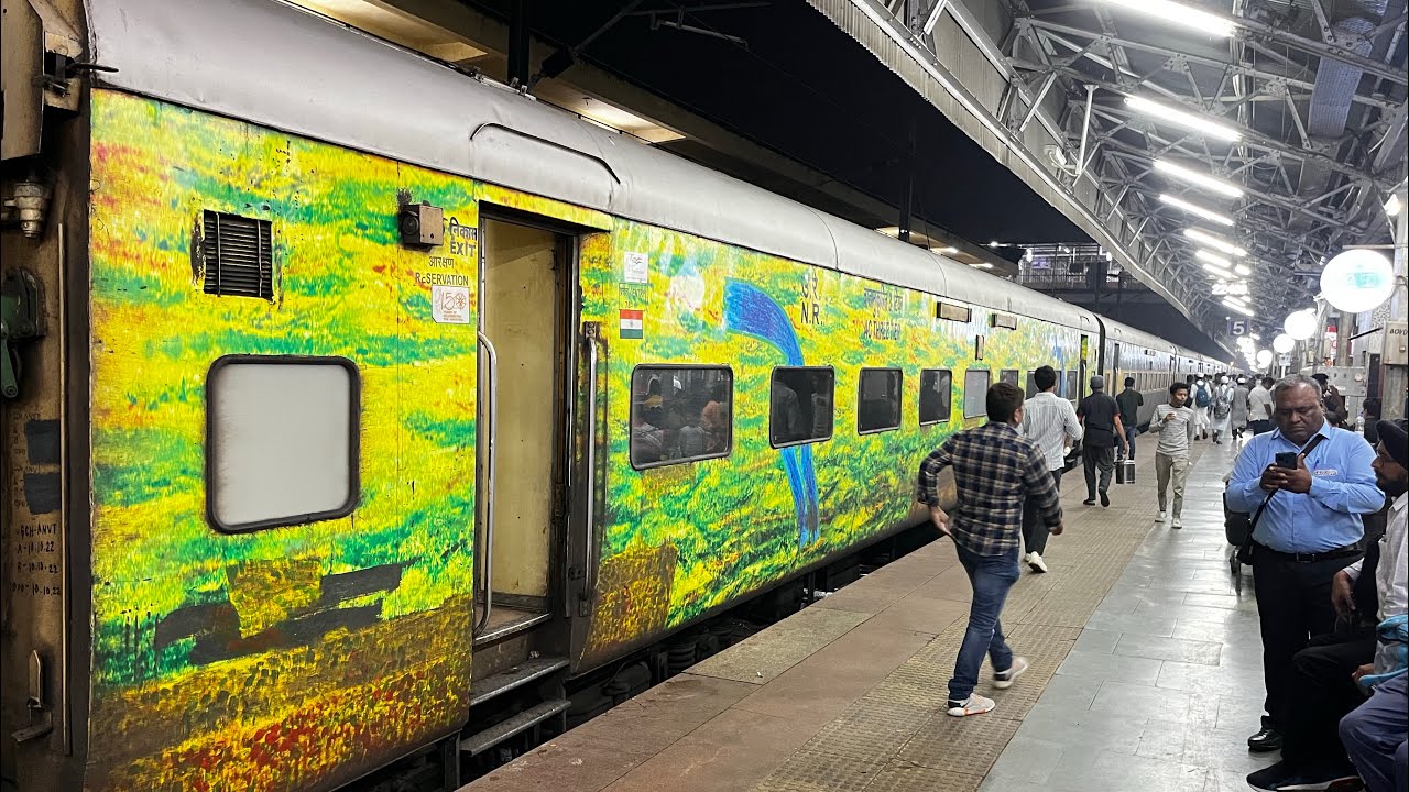 Arrival Of 22406 - Anand Vihar Terminal - Bhagalpur Garib Rath Express ...