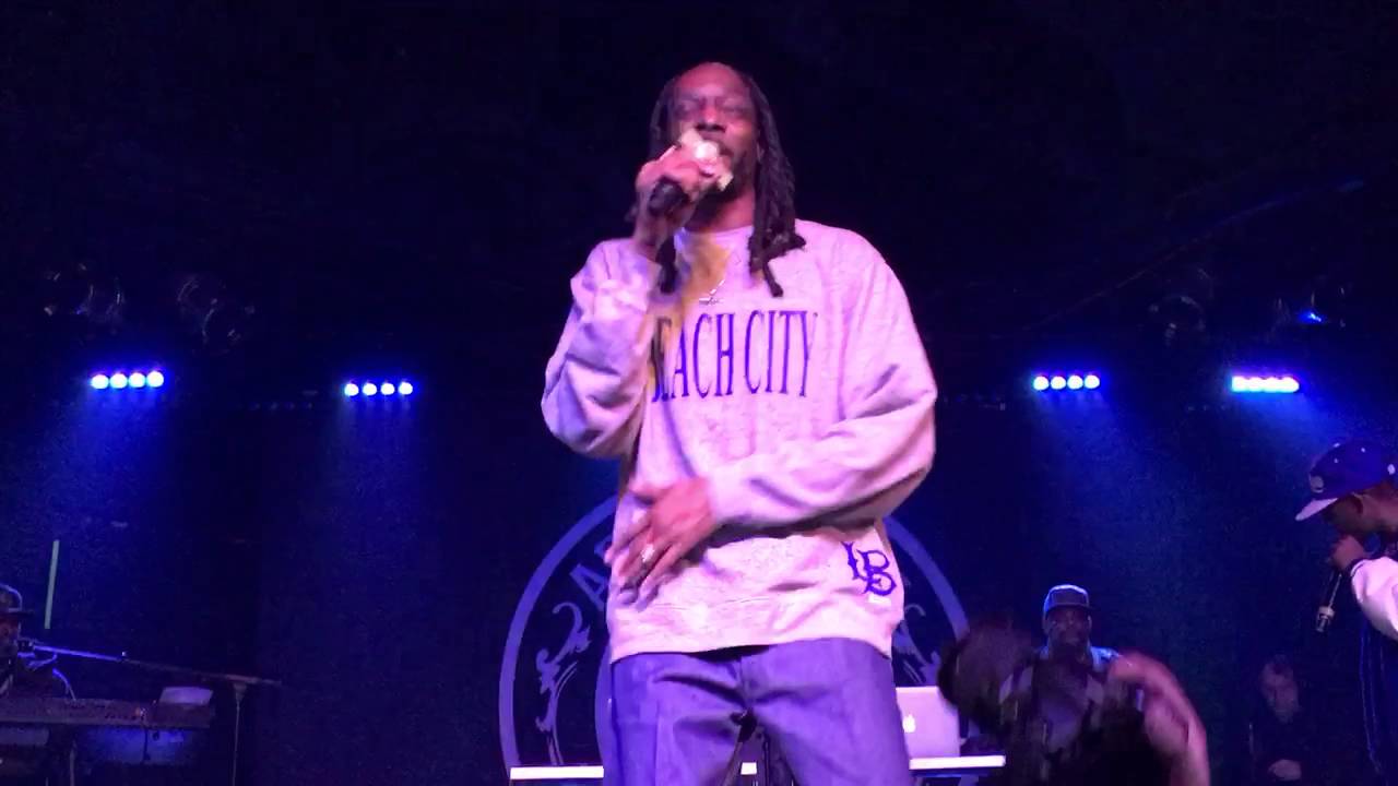 Snoop Dogg performing live - YouTube