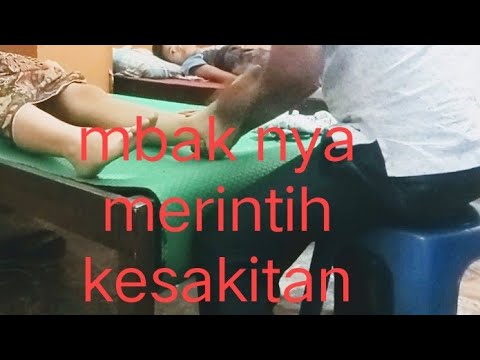 gadis cantik urut kaki terkilir akibat tercelbek suaranya bikin baper