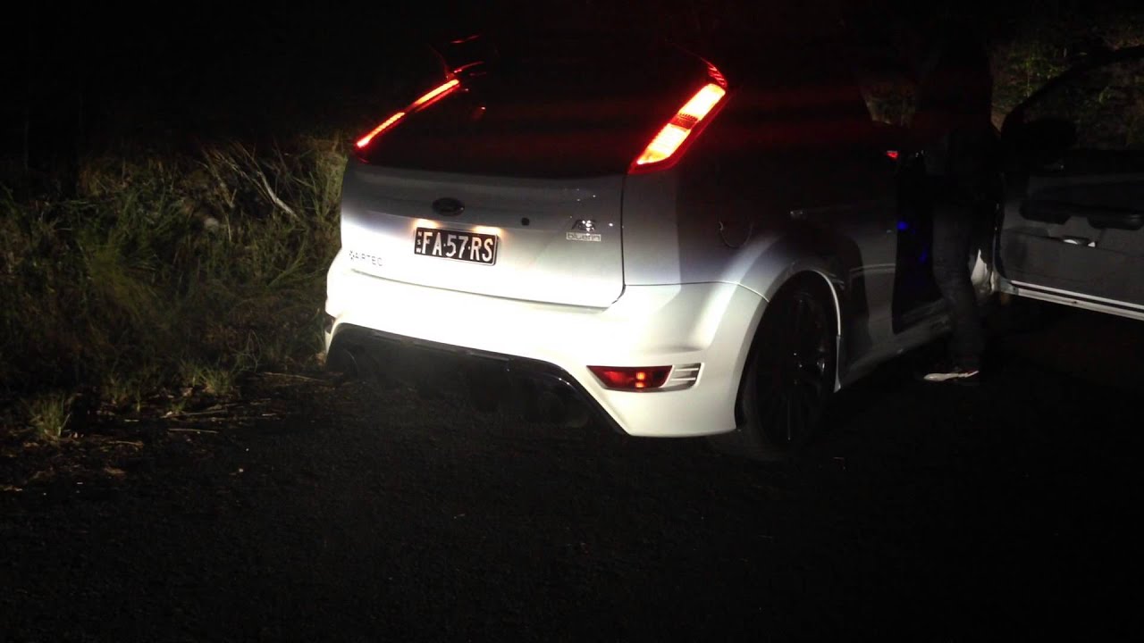 Ford Focus RS MK2 - shooting flames - YouTube