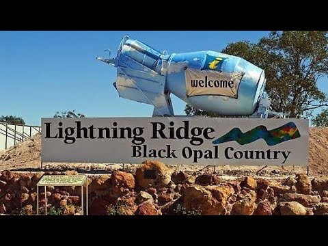 Lightning Ridge. Following the red, yellow and green car door tour ...