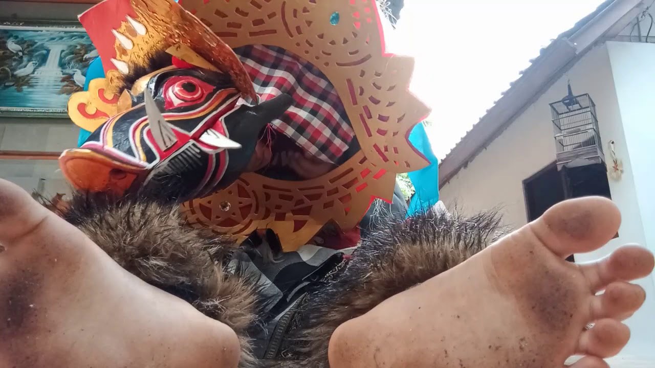 ERI BELAJAR PAKAI BARONG KUCIT BALI - YouTube