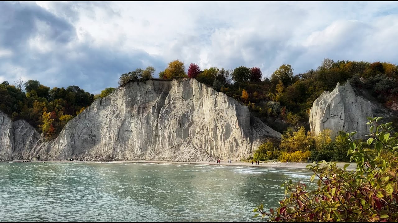Canada 🍁 Scarborough Bluffs in Autumn - Fall Colours and Lake Views ...