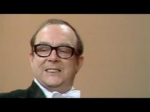 The Morecambe and Wise Christmas Show 1971 with Andre Previn Conducting - YouTube