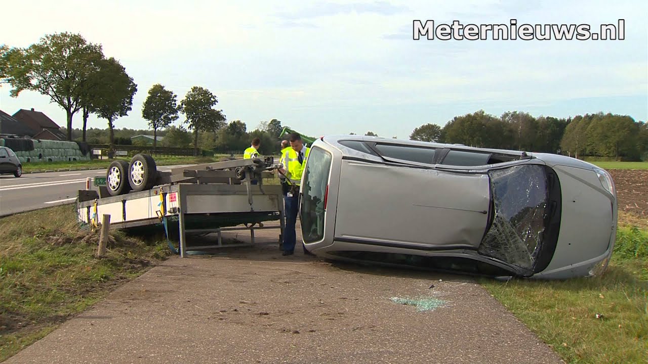 Auto met aanhanger over de kop - YouTube