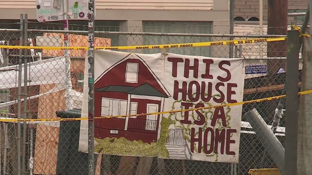Day 3: Portland’s ‘Red House’ remains occupied, barricades expand - YouTube