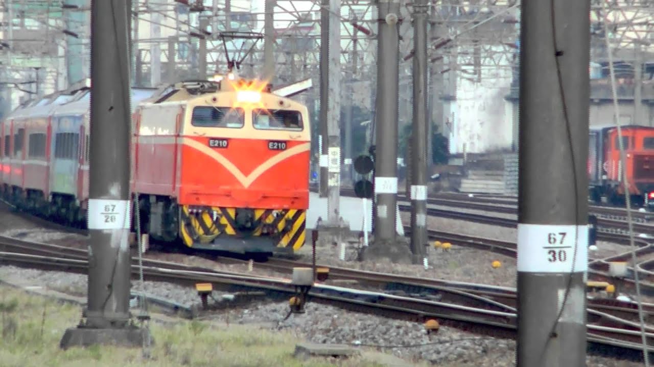 [HD] The Taiwan TRA down Chu-Kuang Express No. 523 haul by GE (E42C) E210) at Zhongli Station ...