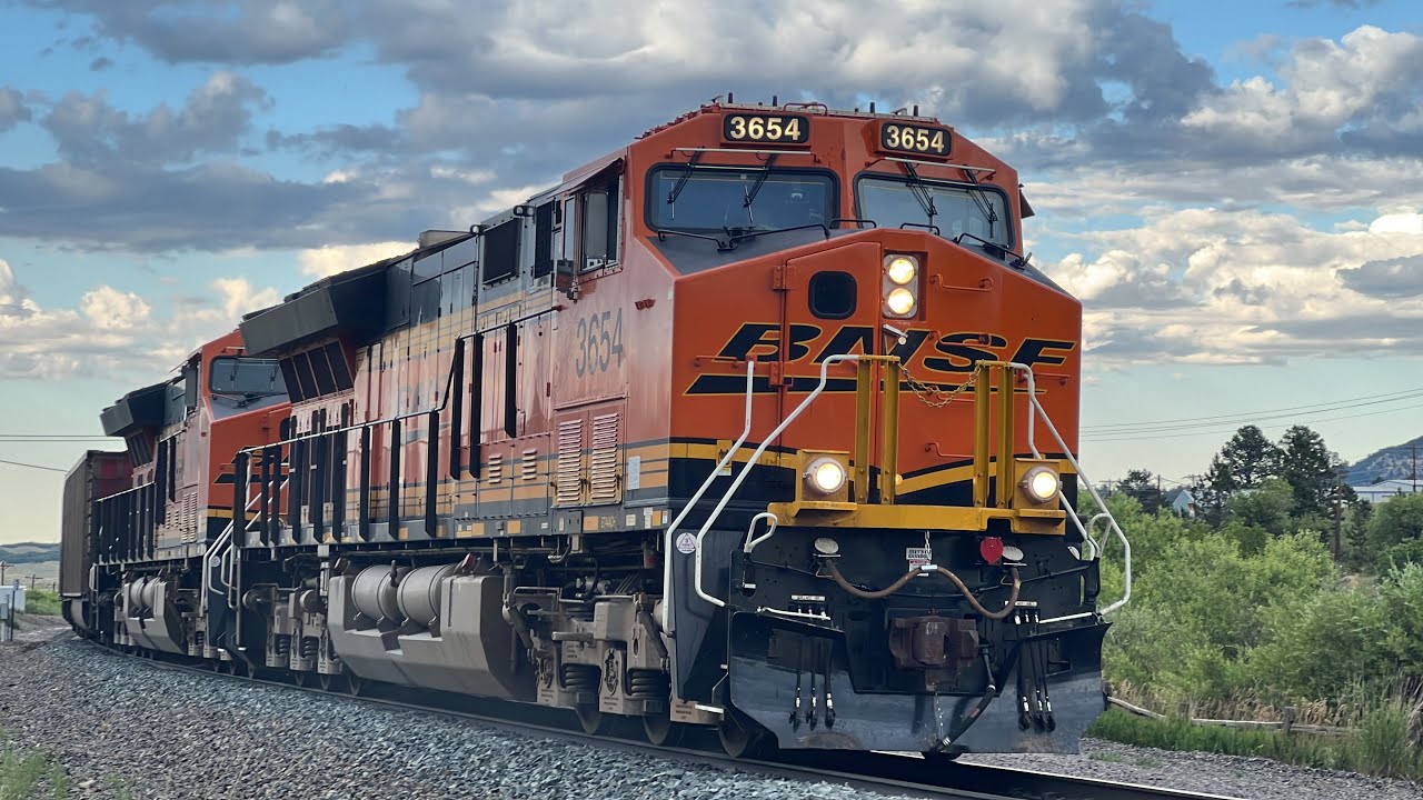 BNSF ET44ACHs SCREAM up Palmer Lake on a Stormy Afternoon!!! - YouTube