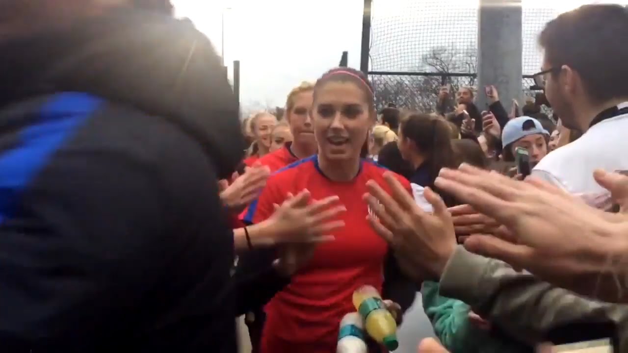 USWNT - "OMG! It's Alex & Allie!" Fans Go Wild for Las Alejandras! (SBC ...