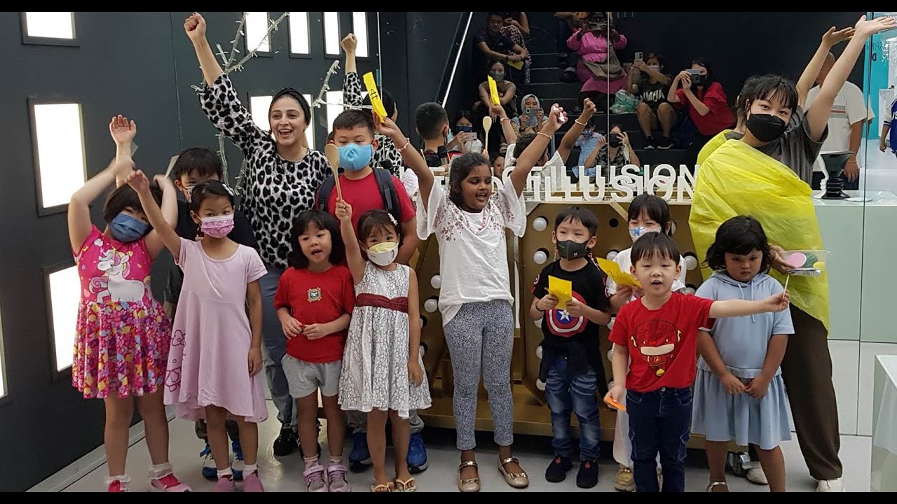 The Magic Gifts at Museum of Illusions - YouTube