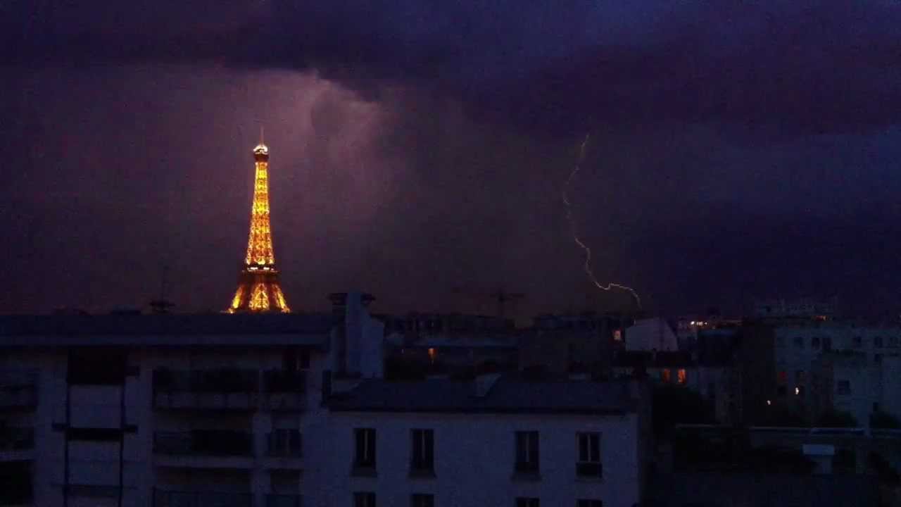 Éclair impressionnant sur la tour eiffel ! (Amazing Storm lightning ...