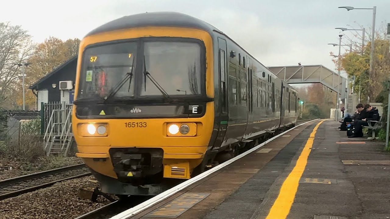 GWR Class 165 departing Trowbridge - YouTube