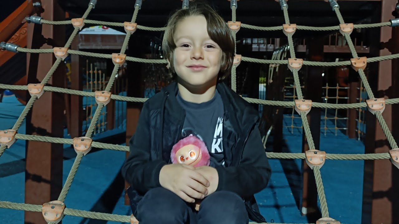 Labubu ile park zamanı - YouTube