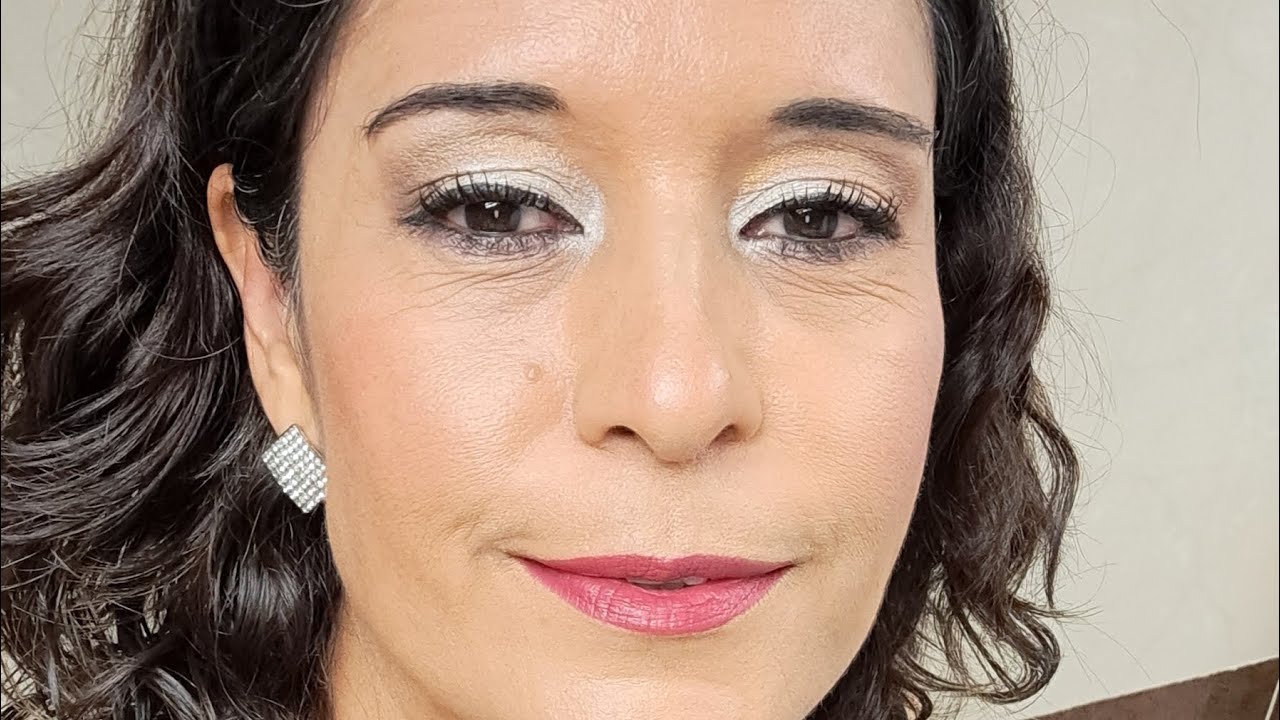 La gata bajo la lluvia cover by Ana Mares - YouTube