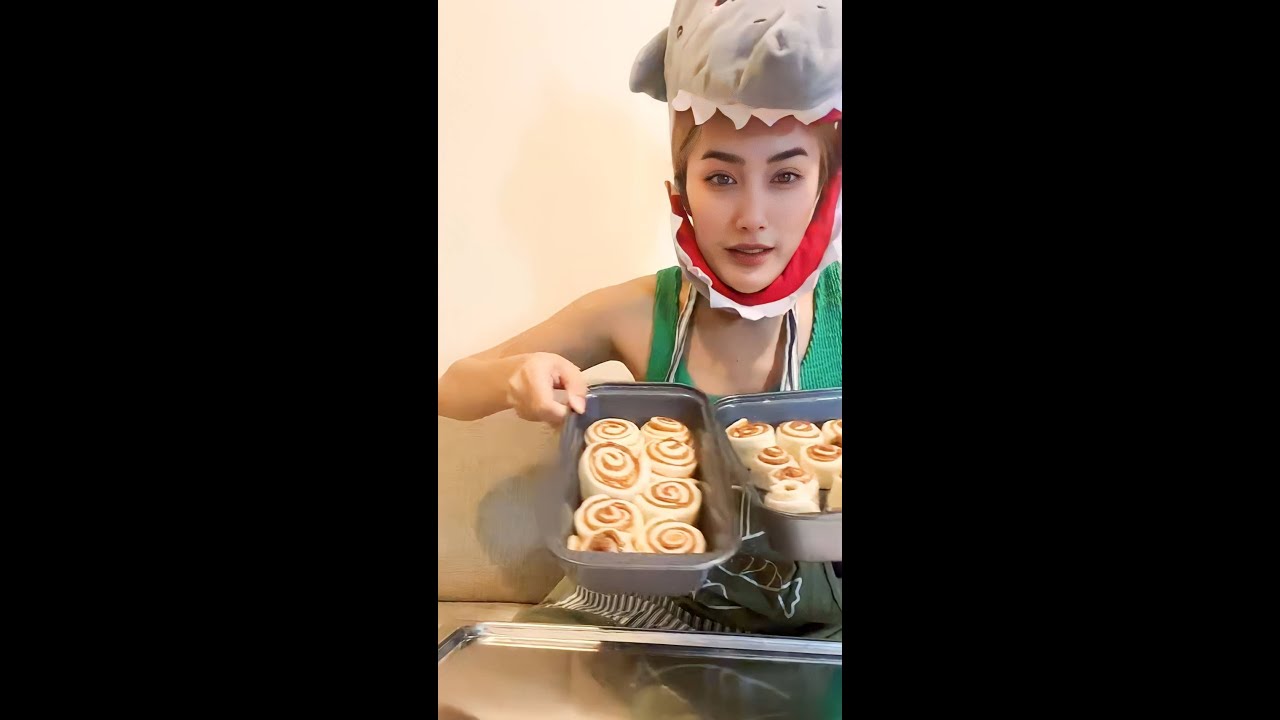 20230114 Tina Wigg - TikTok LIVE | Baking for Charlotte [1/3] - YouTube
