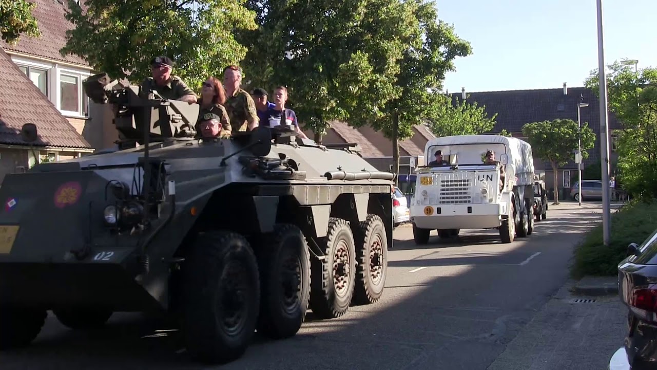 Oude militaire voertuigen in de straat Veteranendag 2018 - YouTube