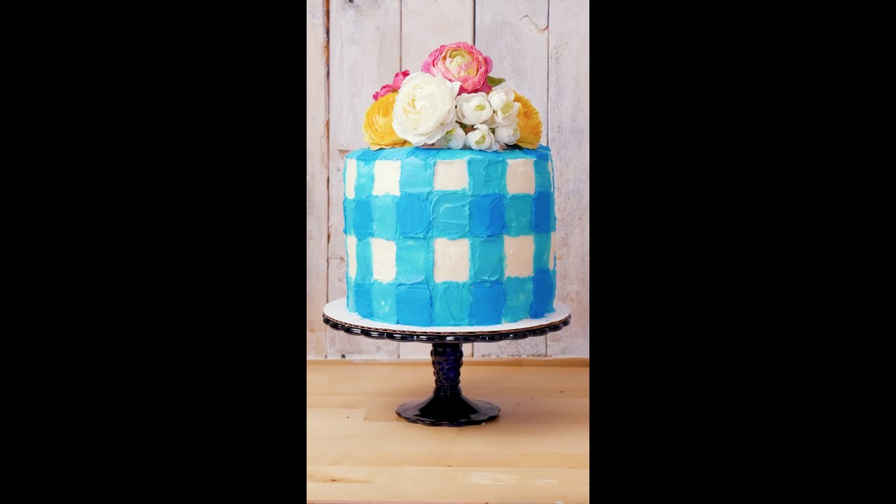 How to Make an Easy Gingham Cake 💙 - YouTube