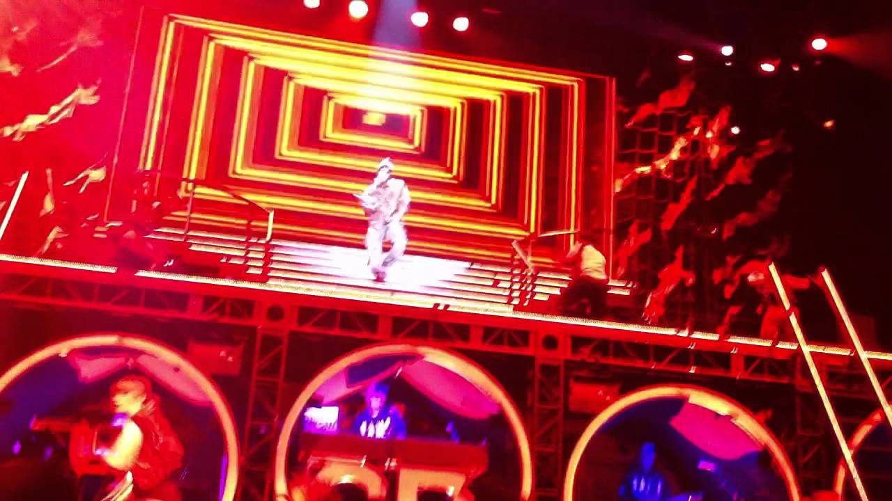 Chris Brown - Say It With Me - Opening of F.A.M.E. tour Raleigh NC Live ...