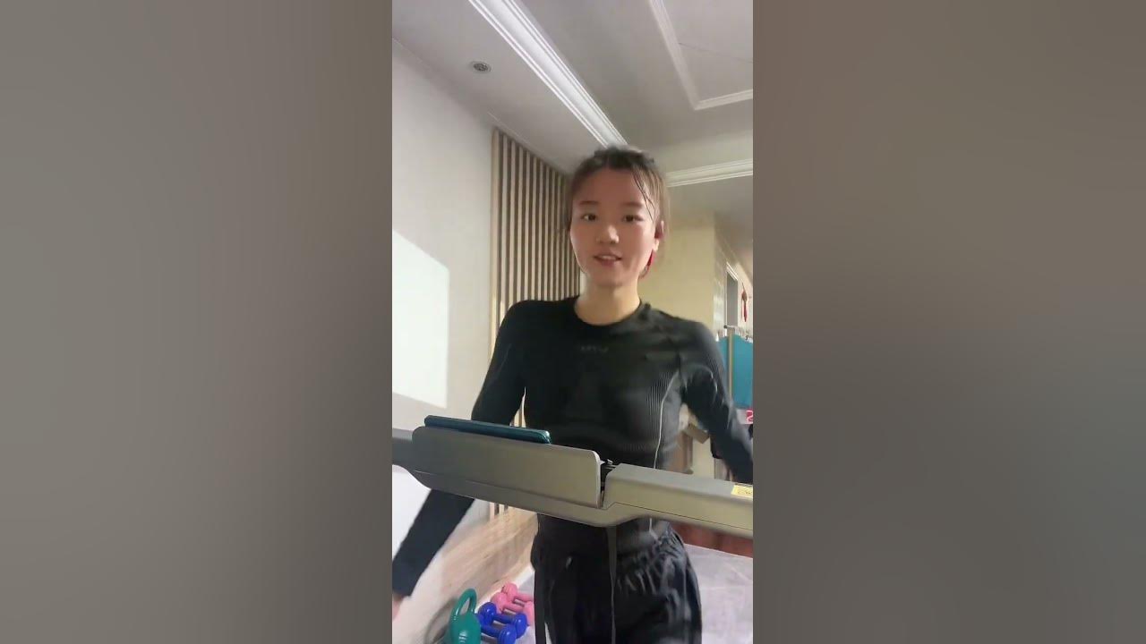 跑步分泌的多巴胺僅次於戀愛，3公里專治不爽，5公里治各種內傷，10公里跑完內心全是坦蕩和善良。居家工作，不忘跑步。 跑步 健身 自律 Youtube