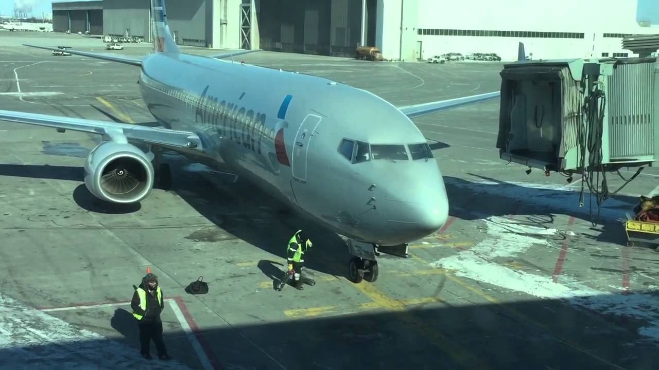 American Airlines Boeing 737-800 Pulling into Gate A12 at CYYZ! - YouTube
