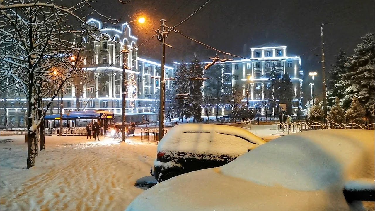 Мариуполь ️снег 🌨️и новая ёлка перед новым годом. Прогулка в сквере ...