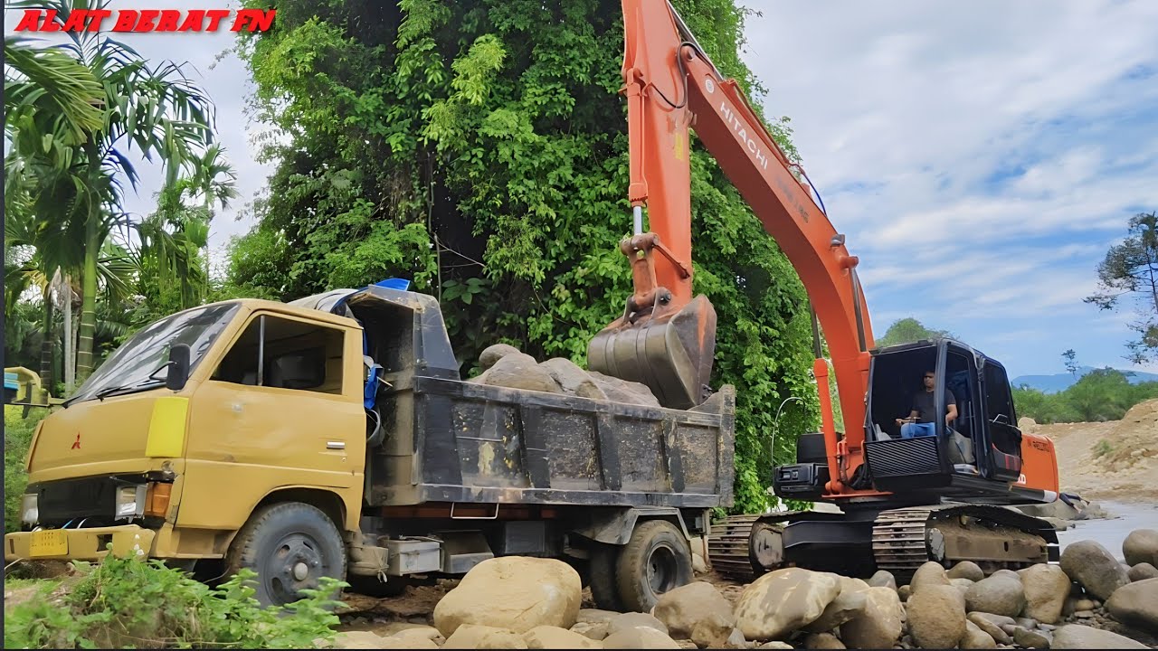 Alat Berat Excavator Muat Batu Gunung, Truk Pasir, Batu Gunung Besar ...
