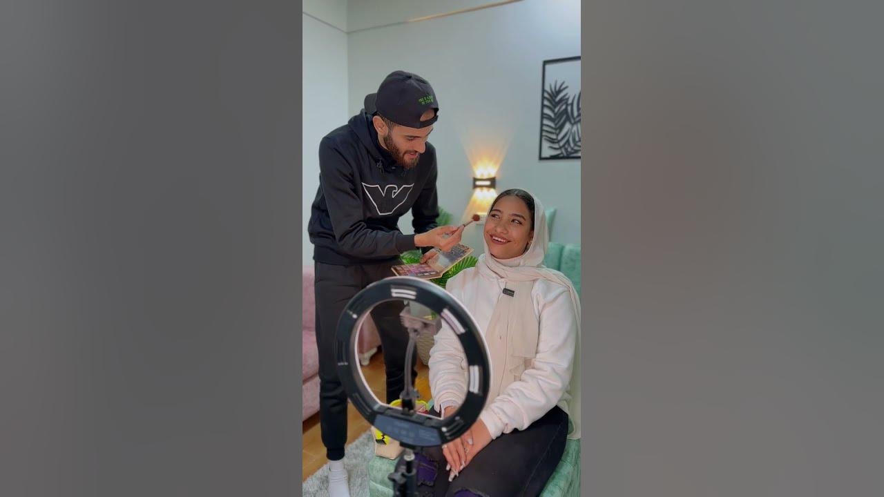 رجع من الشغل لقي مراته جايبه واحد معاها البيت يعملها ميكآب شوفو اللي