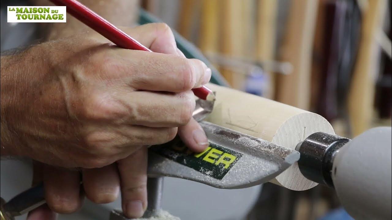 Initiation au tournage sur bois : Utilisation de la plane. - YouTube