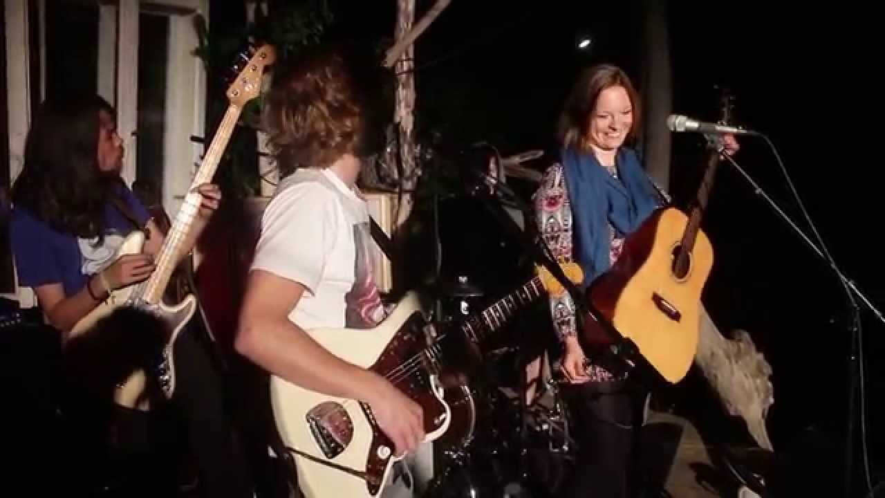 MissMango - Quite Close To The Distance - Live at PerpetoMobile - YouTube