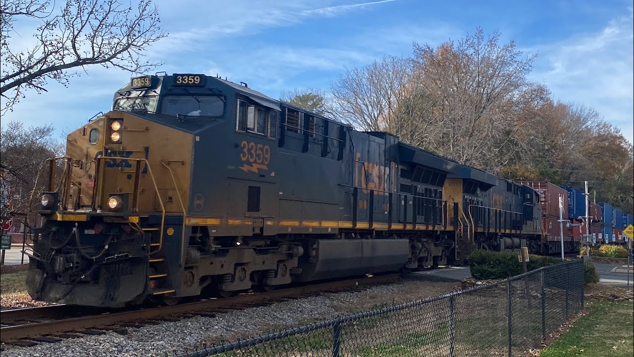 CSX 3359 leads a very well sized CSX M491!! 12-8-2023 - YouTube