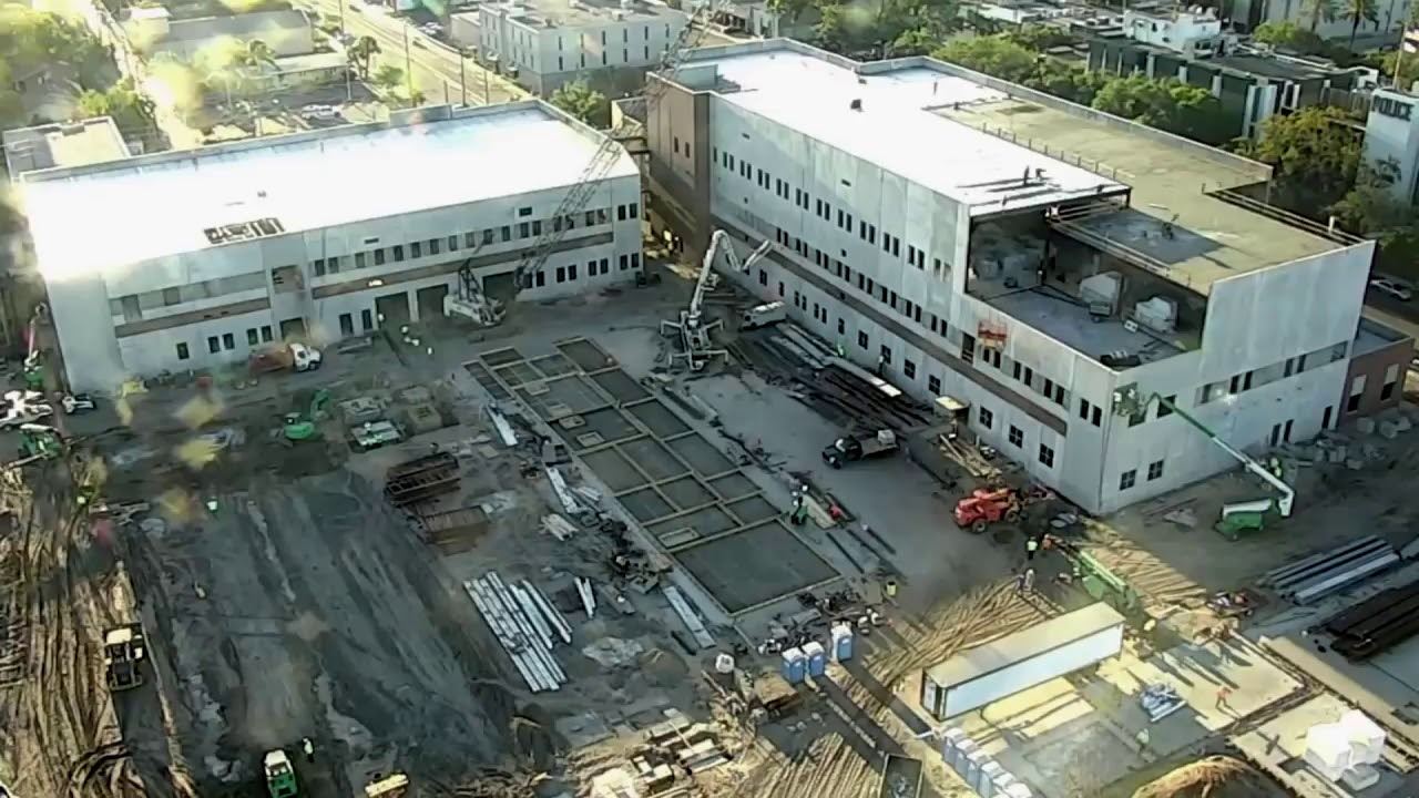 Crane Topples Down In Florida, Workers Flee - YouTube