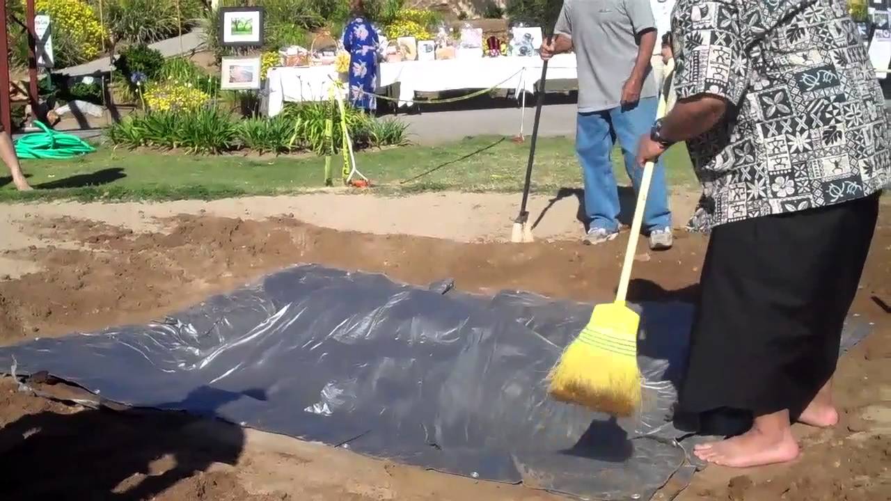 Cooking PIG HAWAIIAN IMU part 2 (trimmed) - YouTube