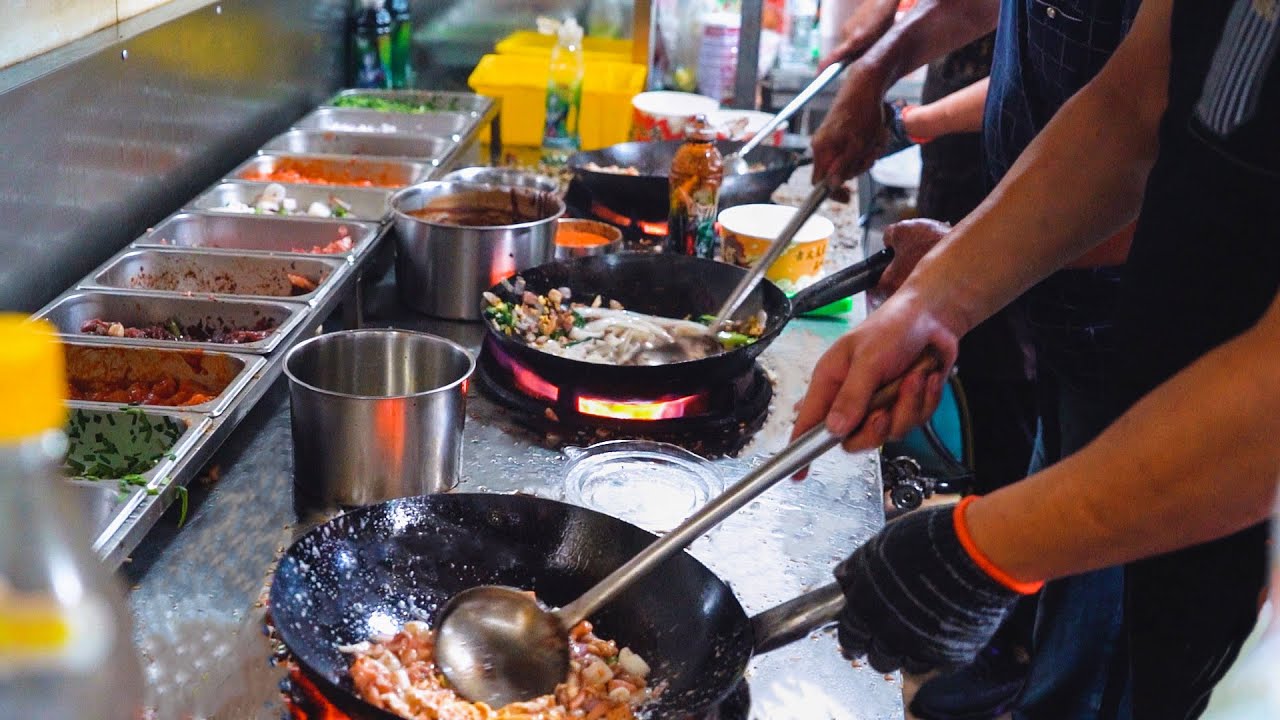 Chinese street food-Chefs team up to make egg fried rice and fried ...