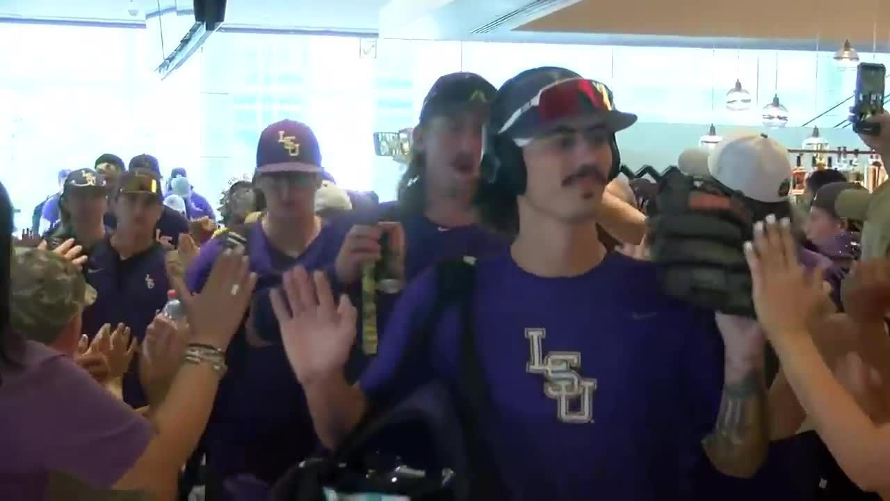 LSU baseball team leaves hotel to cheers from fans - YouTube
