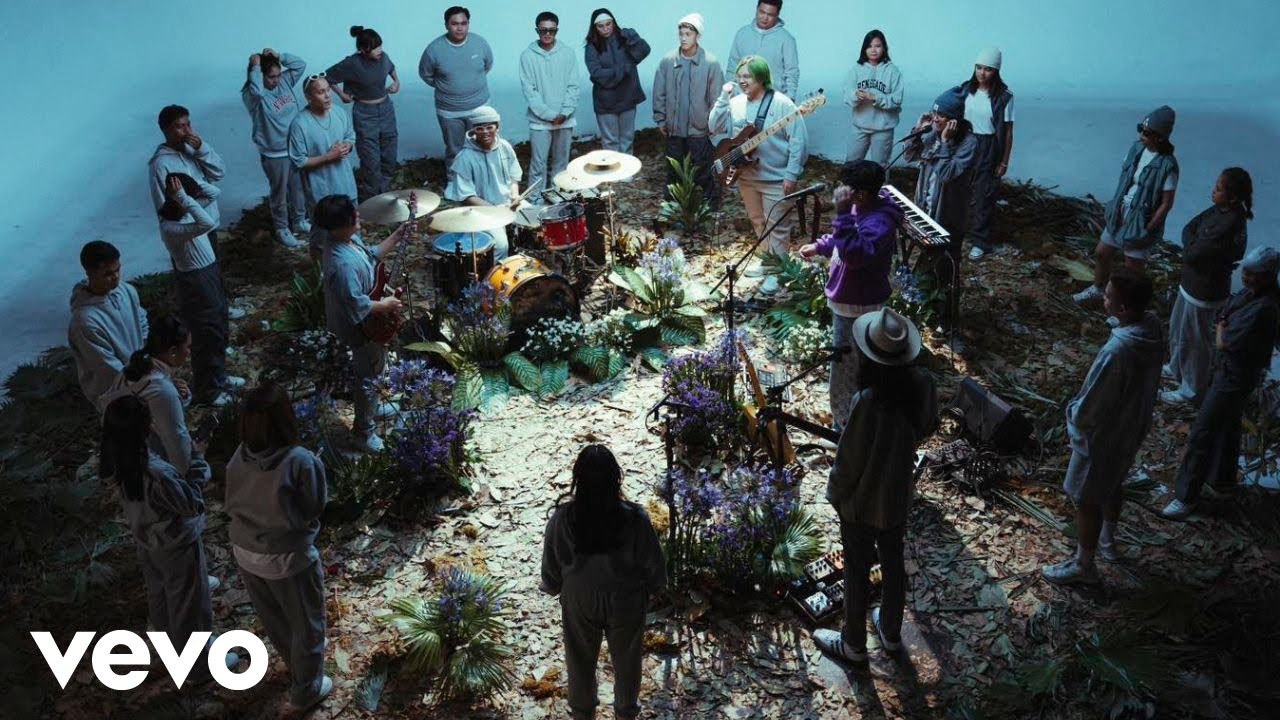 Dionela - Hoodie (Official Live Performance) ft. Alisson Shore - YouTube