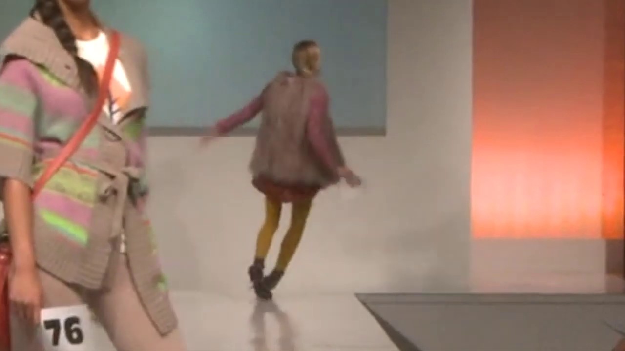 Model FALLS down during "Directives West" Fall/Winter 2010 fashion show ...