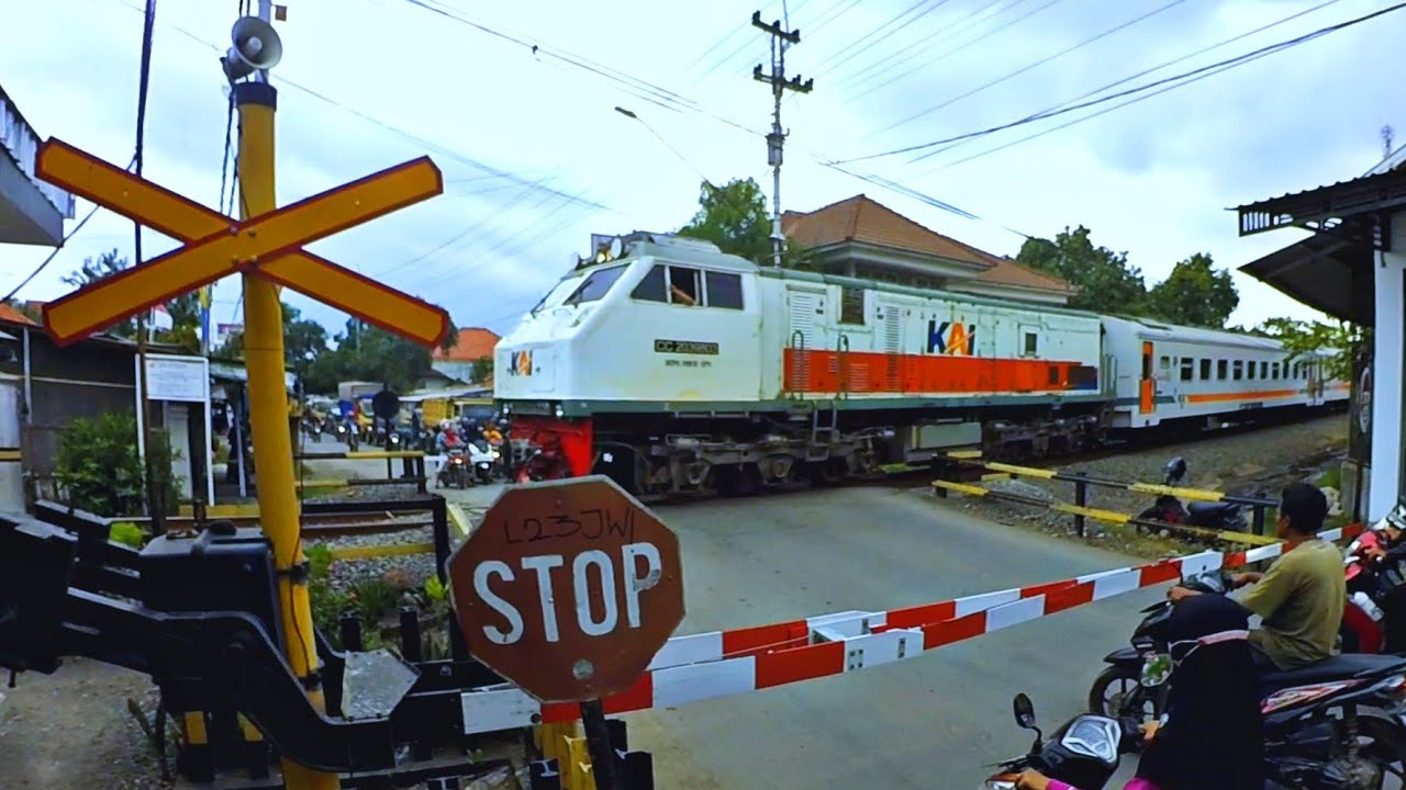 PALANG PERLINTASAN KERETA API JPL 12 Tegalwangi melintas Ka. Kamandaka ...