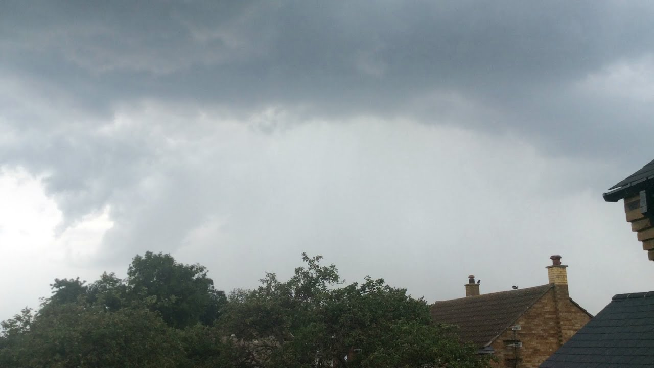 Small thunderstorm with close lightning strikes - Bedford, UK (17th ...