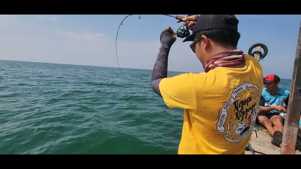mancing dapat ikan besar mata pancing sampai bengkok - YouTube