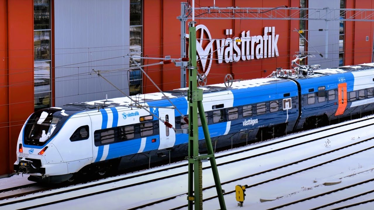 Tåg och Snö runt Sävenäs Station i Göteborg - YouTube