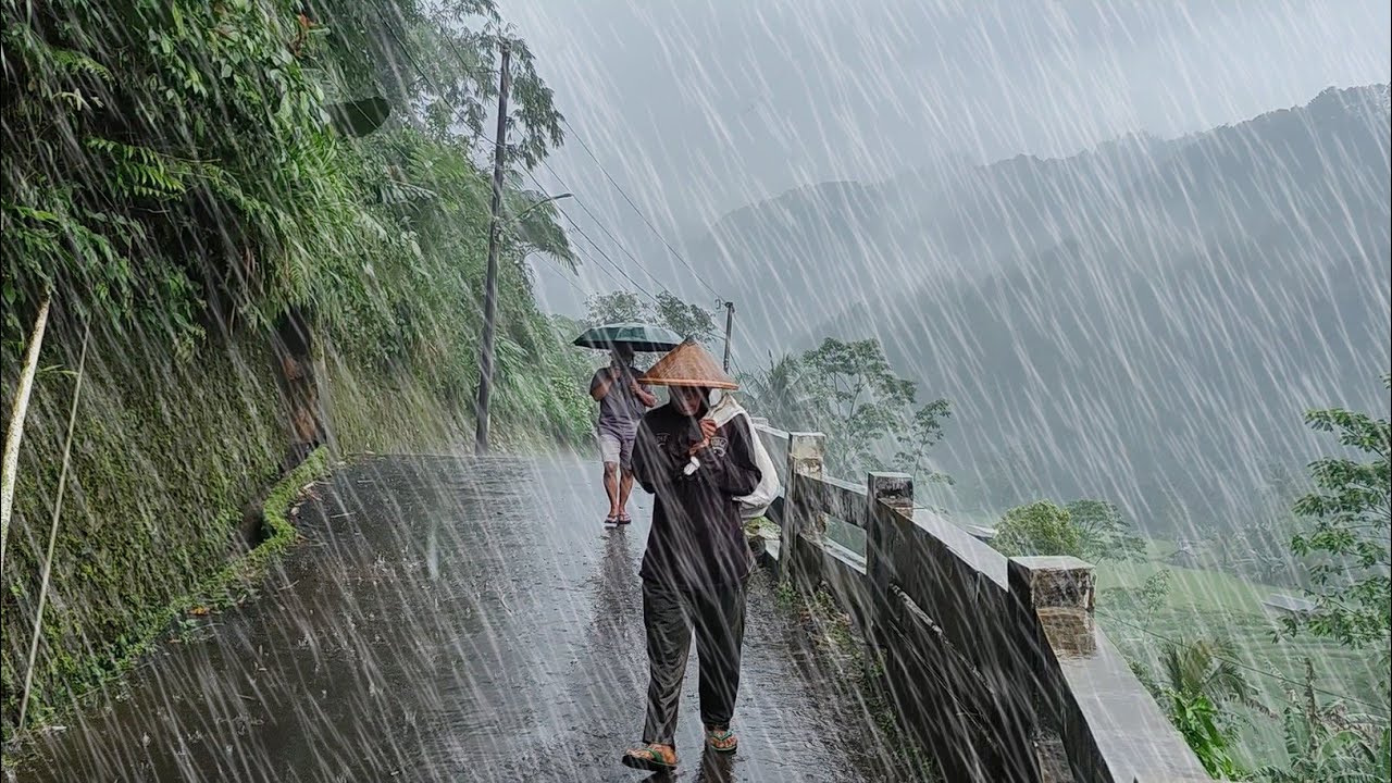 Walking in heavy rain thunderstorms 3 hours, heavy rain hit indonesia ...
