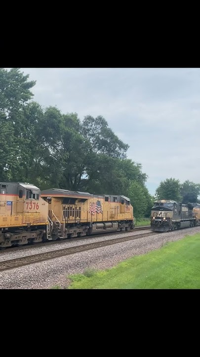 UP 7384 and NS 9954 meet perfectly at Rochelle il - YouTube