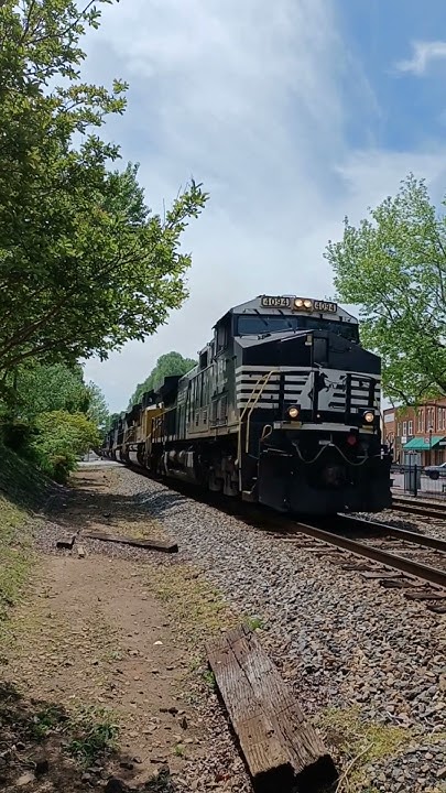 6 Aggressive (5 NS + UP) "blasted thru town" Norfolk Southern #4094 - #154 @rider22 - YouTube