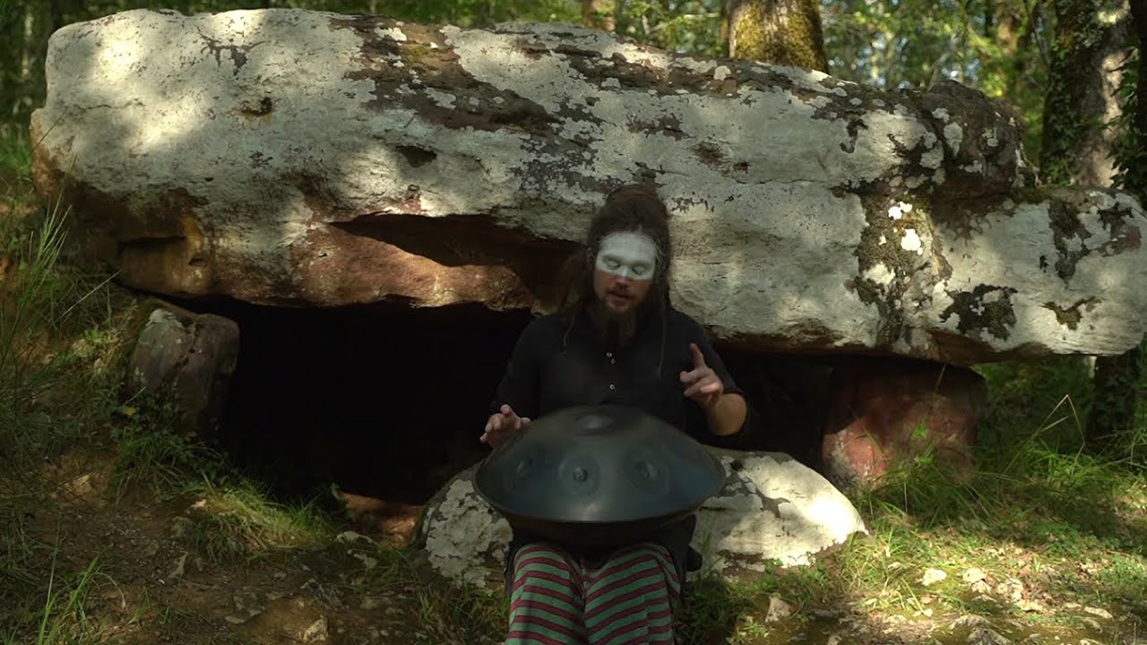 Soṷnoṷedi̭ā || Throatsinging Handpan Gaulish - YouTube